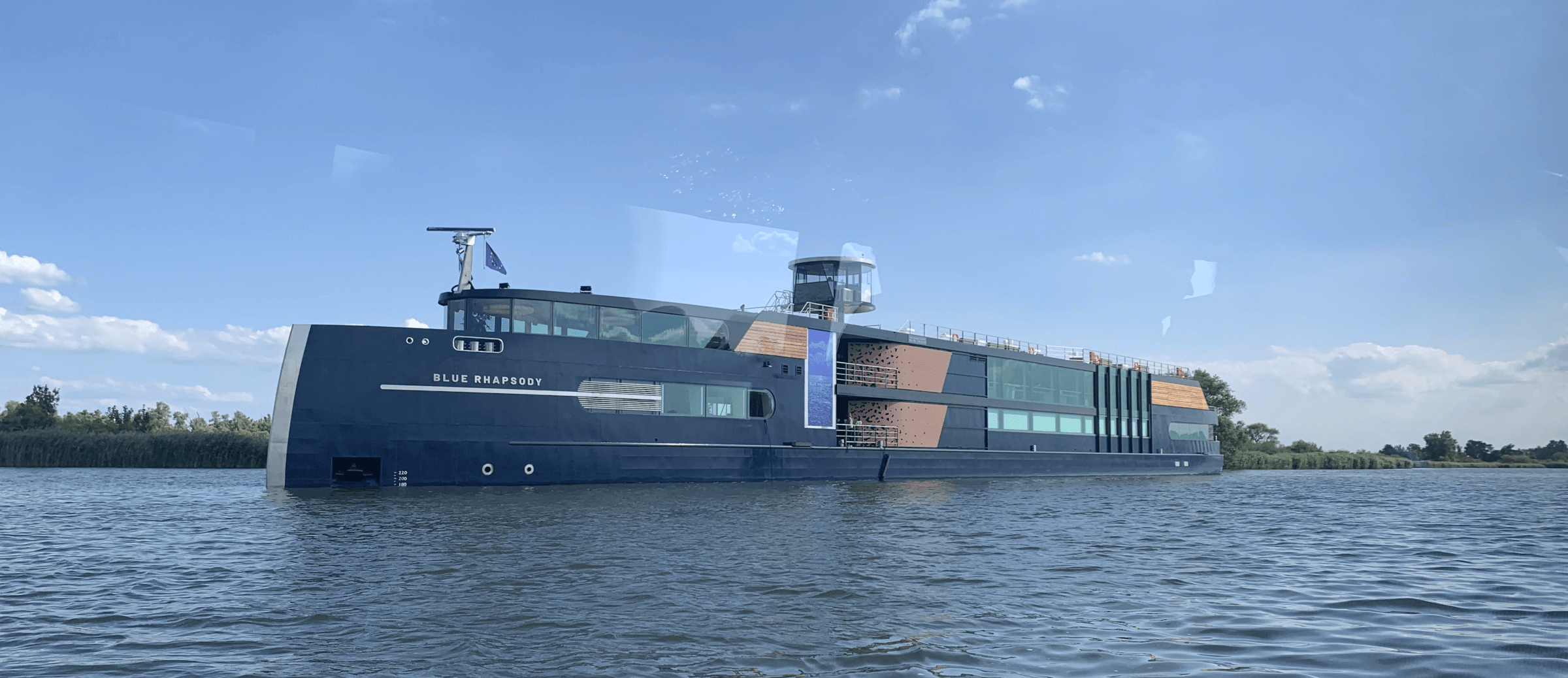 Gespot: Blue Rhapsody is een schitterend stijlicoon in het water ...
