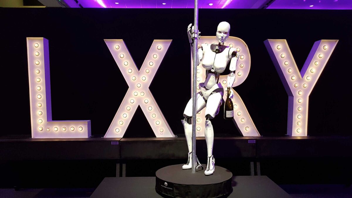 Gespot: Deze dancing cyborgs zijn een unieke futuristische eyecatcher