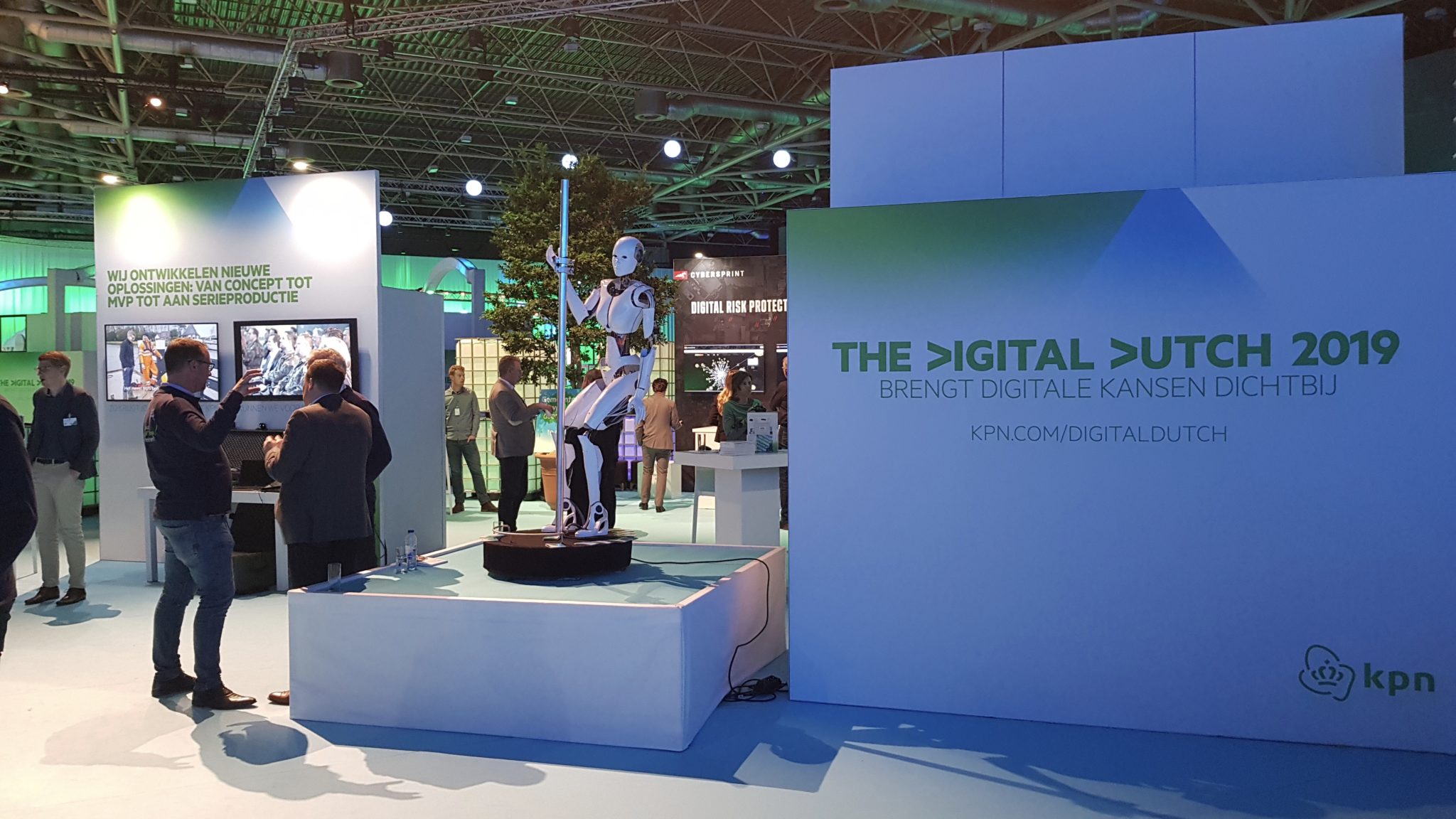 Gespot: Deze dancing cyborgs zijn een unieke futuristische eyecatcher