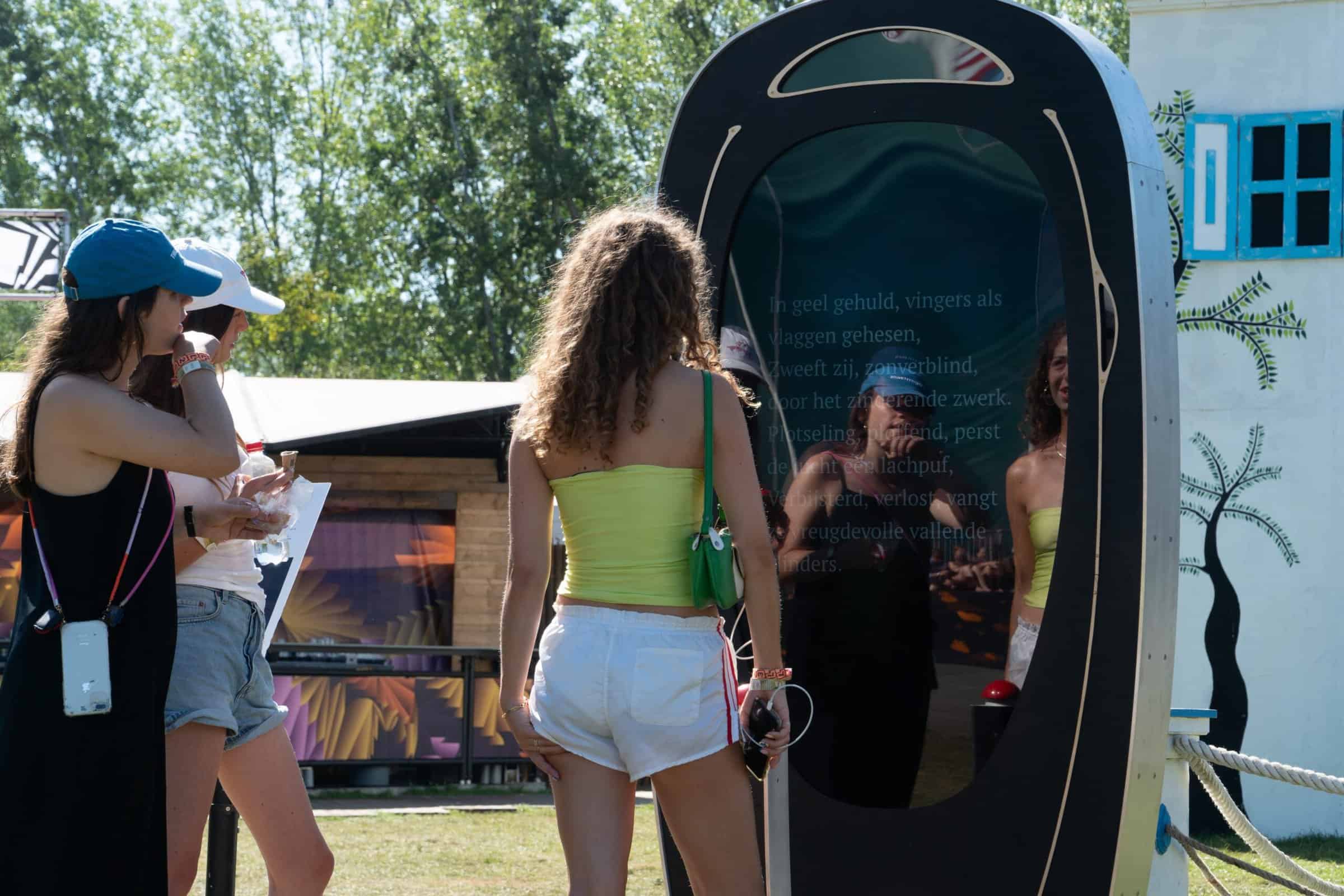 Poem Booth maakt met AI een gepersonaliseerd gedicht o.b.v. ter plekke ...