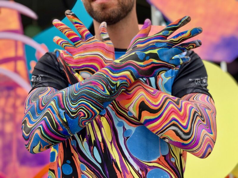 Met Body Marbling creëer je unieke blacklight kunstwerken op je lichaam